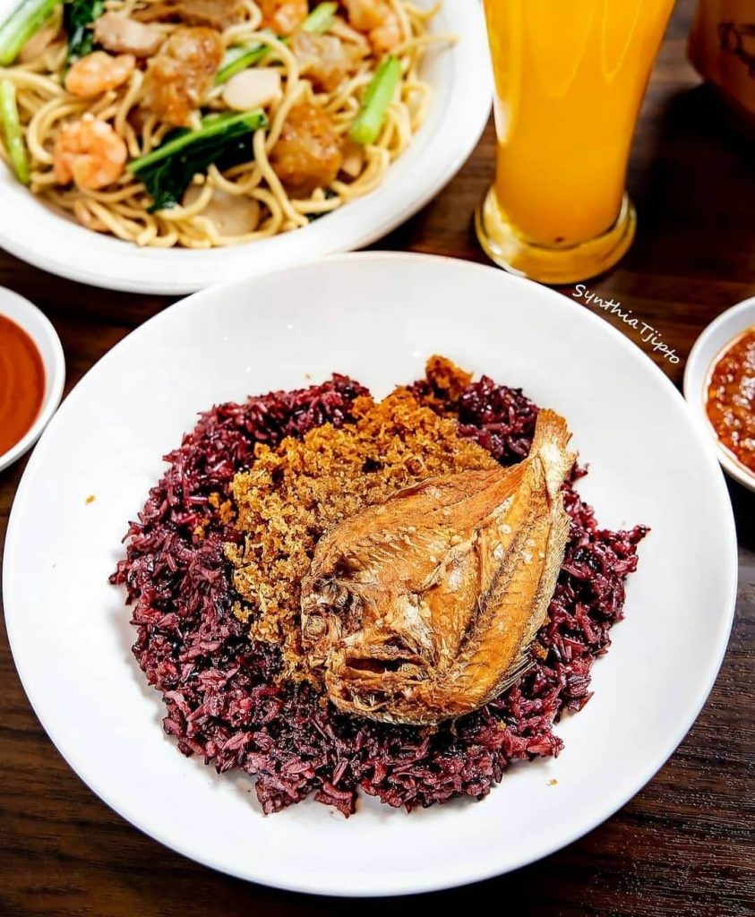 √ 25 Makanan Khas Makassar + Harga & Rekomendasi Resto