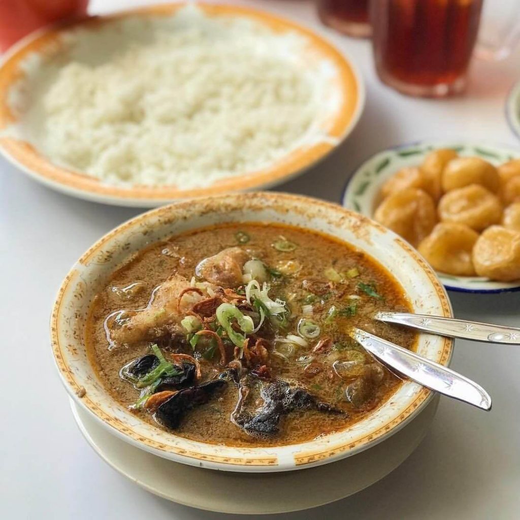 √ 25 Makanan Khas Makassar + Harga & Rekomendasi Resto